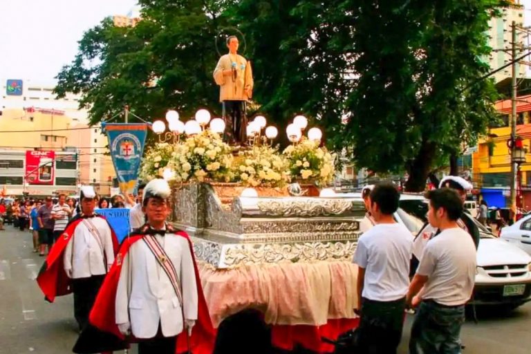 Les catholiques philippins célèbrent la fête de saint Lorenzo Ruiz ...
