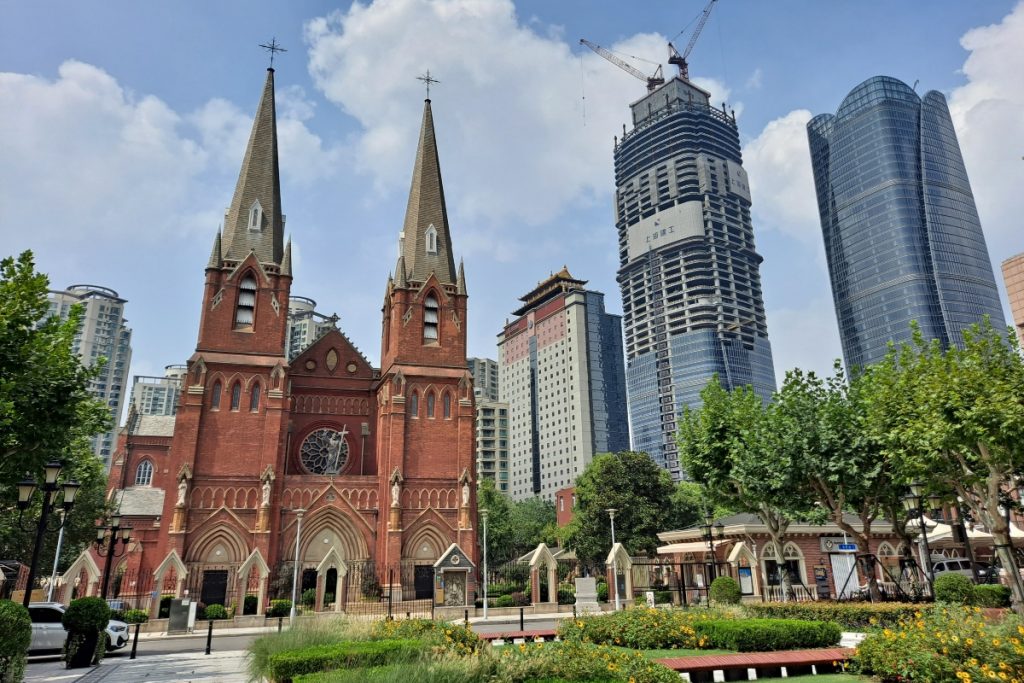 Des cadres du parti communiste visitent le diocèse de Shanghai et ...